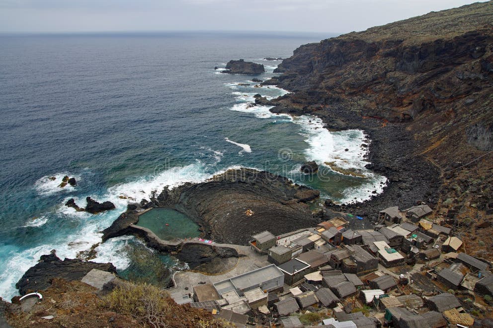 El Pozo de las Calcosas foto de archivo. Imagen de coastline - 85132046