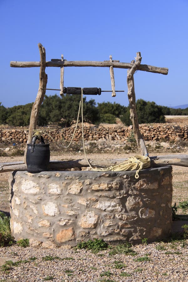 El pozo del pueblo imagen de archivo. Imagen de piedra - 32073903