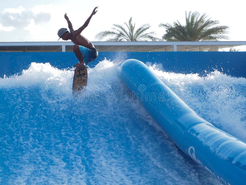 El Practicar Surf En Arena De La Resaca Foto editorial - Imagen de onda ...