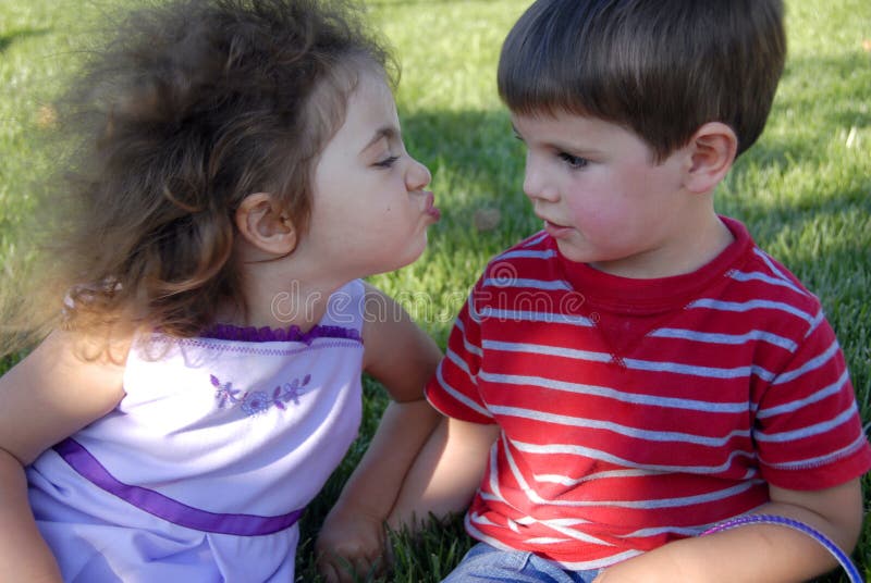 El primer beso imagen de archivo. Imagen de pares, amante - 5628705