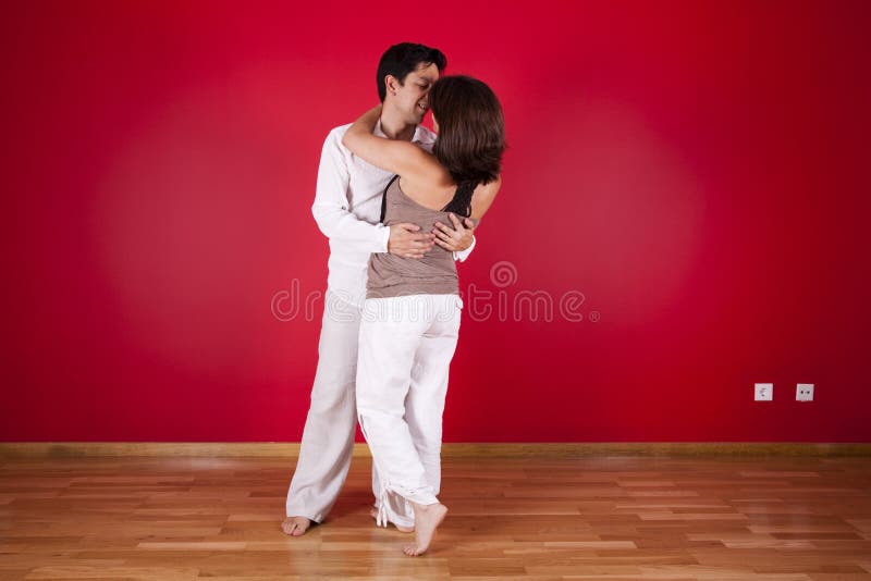 El Primer Beso En La Nueva Casa Foto de archivo - Imagen de interior ...