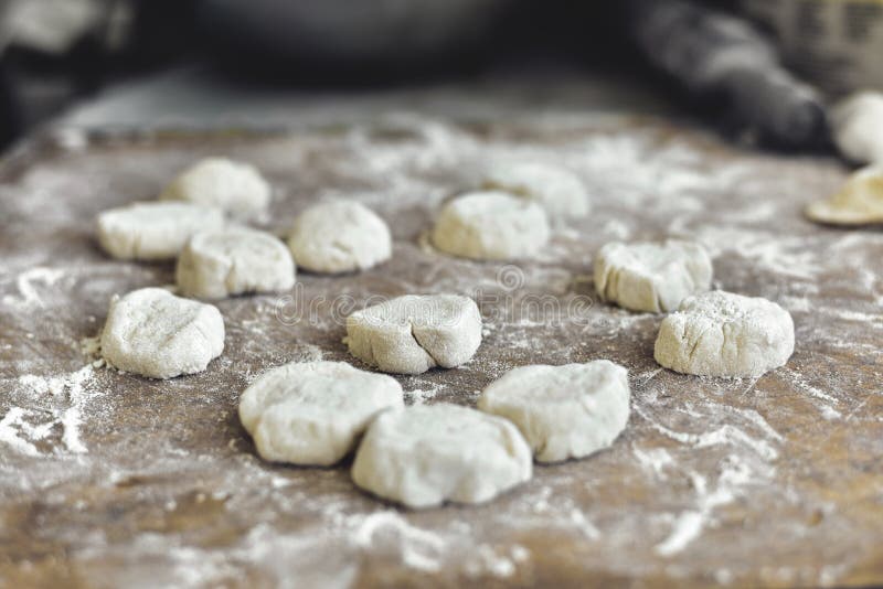 El Proceso De Cocinar Las Bolas De Masa Hervida Imagen De Archivo