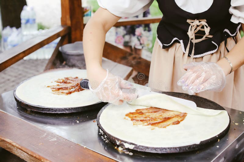 El Proceso De Cocinar Las Crepes Foto de archivo - Imagen de cacerola ...