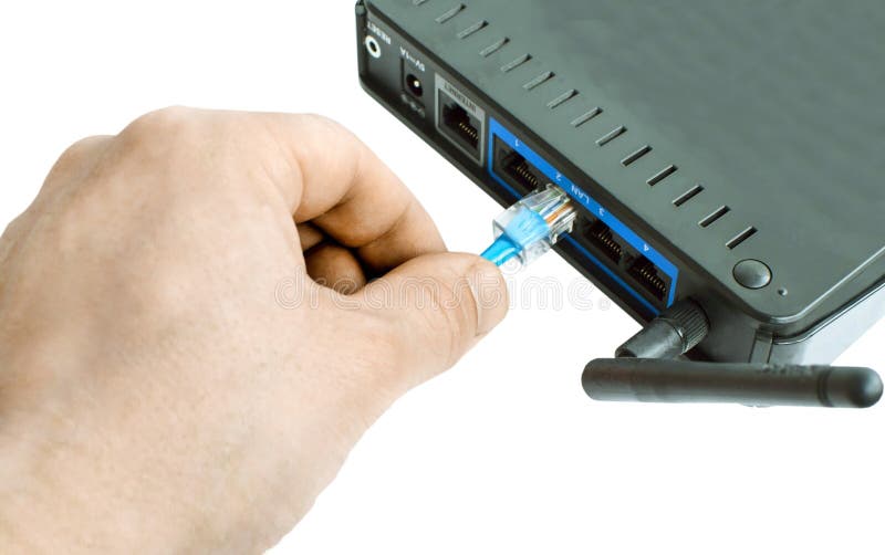 El Proceso De Conectar El Cable Con El Router Foto de archivo - Imagen ...
