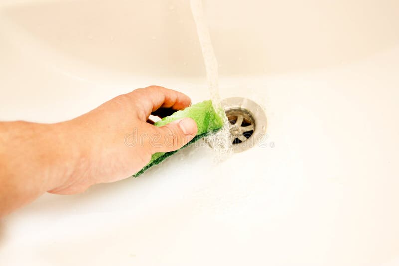 El Proceso De Empapar La Esponja Foto de archivo - Imagen de chapoteo ...