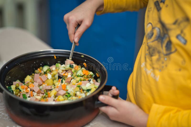 El Proceso De Mezclar Los Ingredientes En La Ensalada 1226 Foto de ...