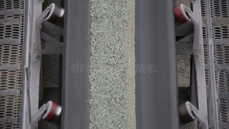 El proceso de tizones metrajes. Vídeo de sucio, cargamento - 69413758