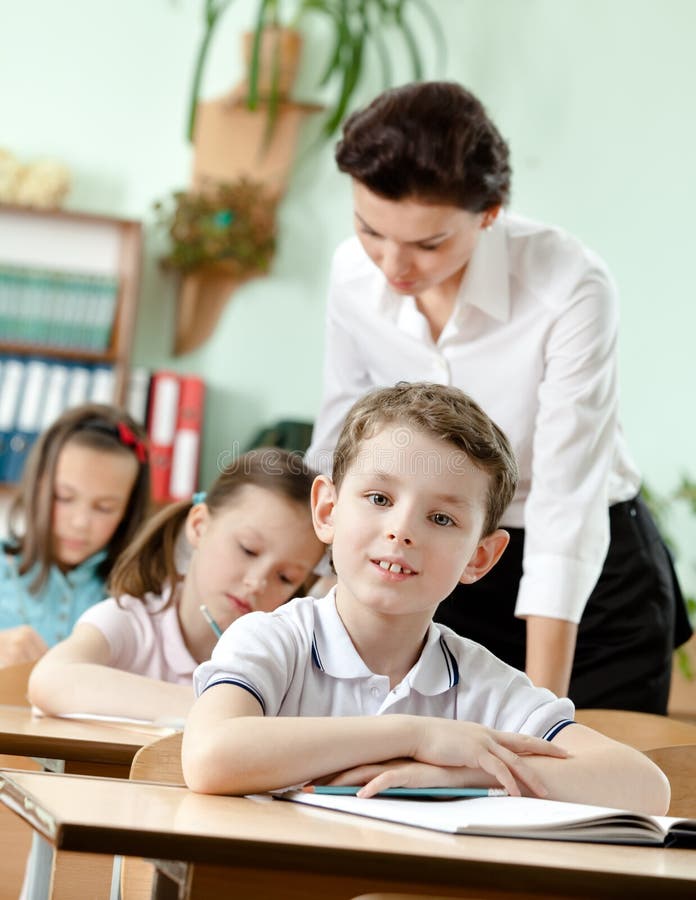 El Profesor Controla La Ejecución De La Tarea Foto de archivo - Imagen ...