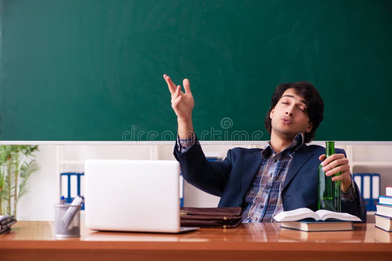 El Profesor De Sexo Masculino Que Bebe En La Sala De Clase Foto De Archivo Imagen De Tarjeta