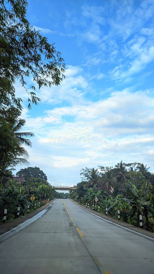 El Puente Conecta Los Dos Lugares Imagen de archivo - Imagen de conecta, distancia: 264572507
