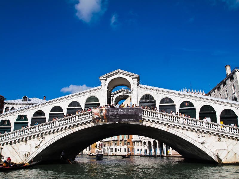 Puente de Rialto, Venecia foto editorial. Imagen de turismo - 17039721