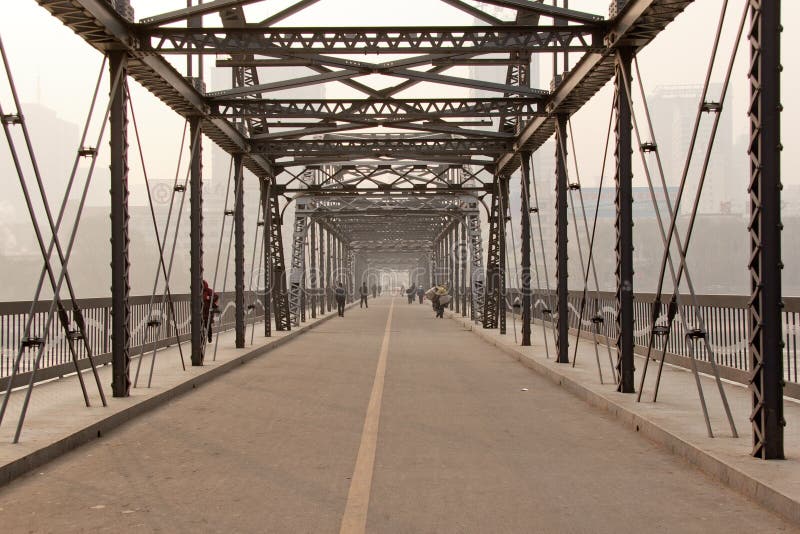El puente del río Amarillo foto de archivo editorial. Imagen de puente ...