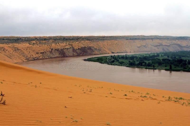 El Río Amarillo Huang he - Paisaje Asombroso En Shapotou, China Imagen ...