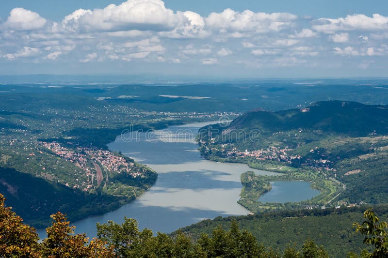 El río Danubio en Hungría foto de archivo. Imagen de madera - 47741638