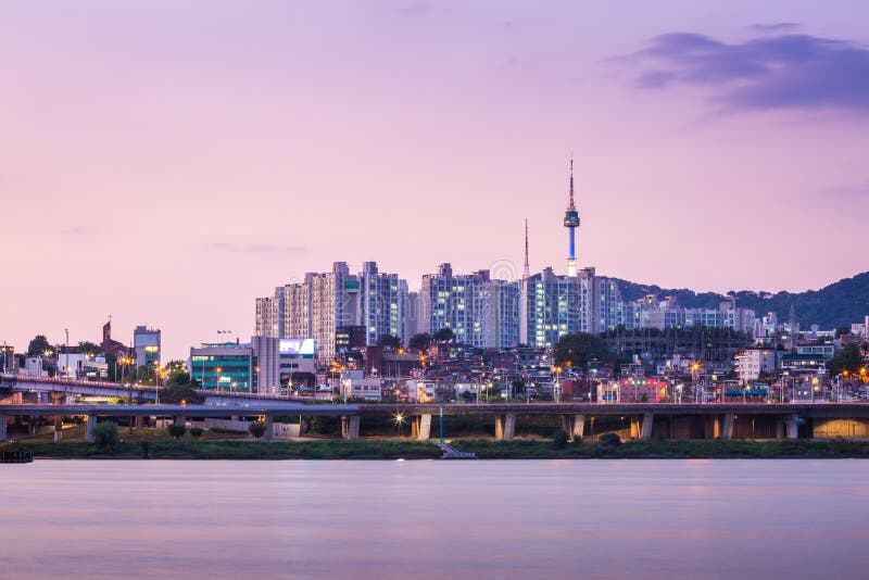 El Río Han Y Torre De N Seul, Corea Del Sur Foto de archivo editorial ...