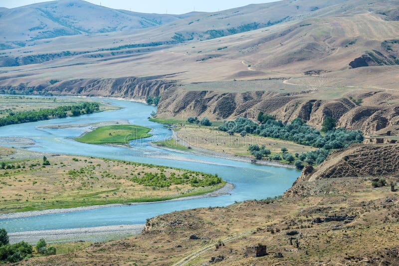 El Río Kura Cerca De La Ciudad De Gori (Georgia) Imagen de archivo ...