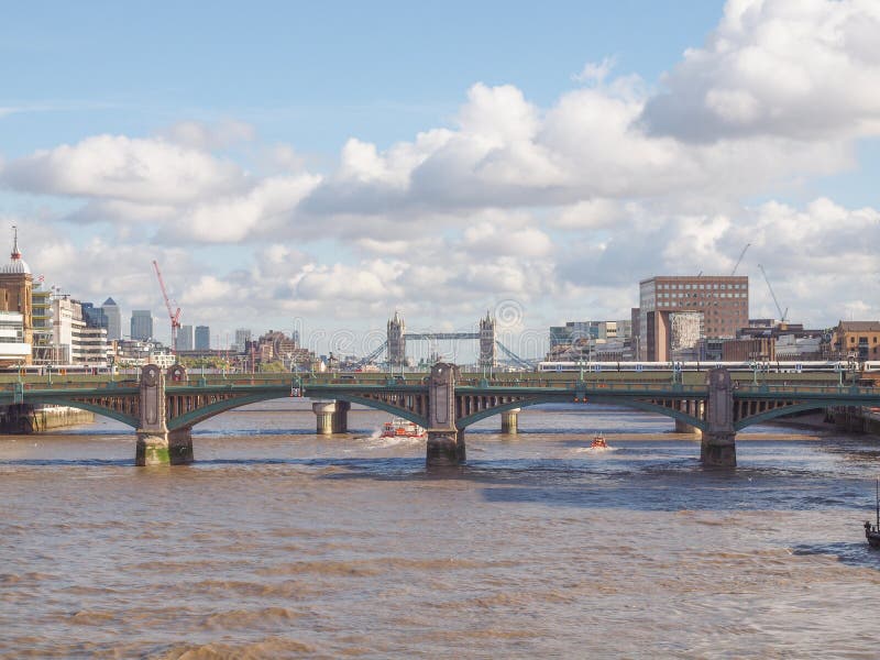 El río Támesis en Londres foto de archivo. Imagen de agua - 38768412