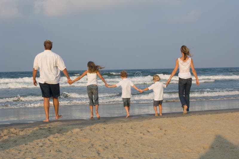 Paseo Familiar foto de archivo. Imagen de muchacha, ajuste - 10124928