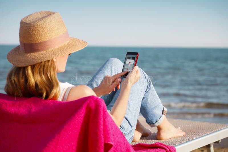 El relajar en la playa imagen de archivo. Imagen de persona - 73818937