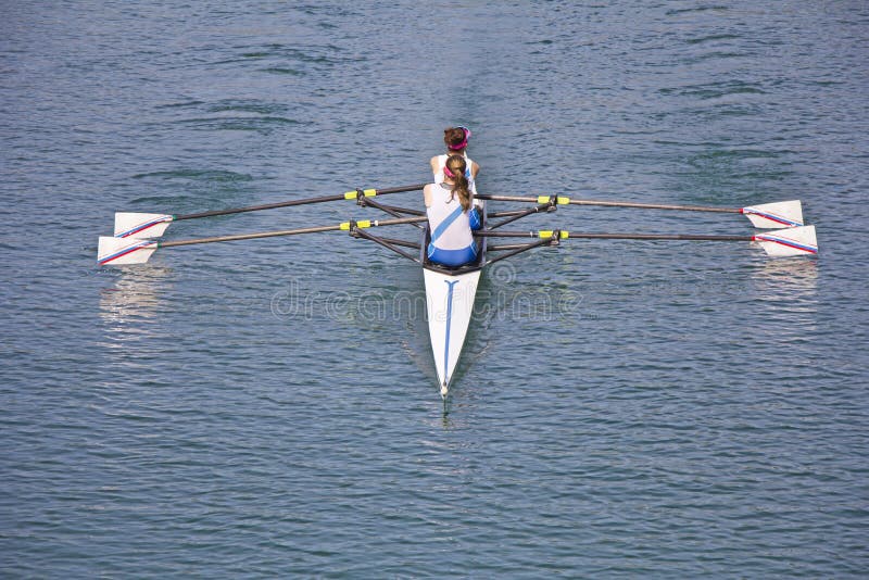 El Remar De Dos Mujeres Jovenes Fotografía editorial - Imagen de kayak ...