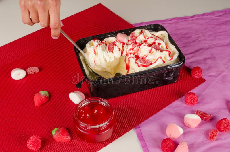 El Remeter En La Comida Dulce Imagen de archivo - Imagen de convite ...