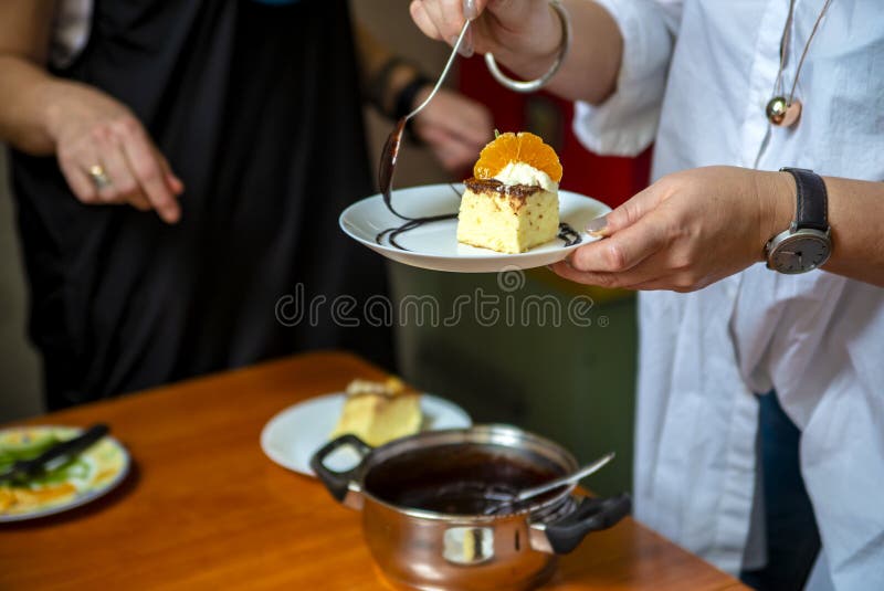 El Repostero Decora El Pastel Foto de archivo - Imagen de fondo, cocina ...