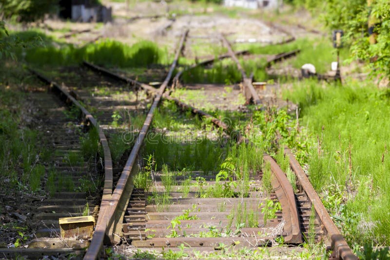 El riel con rieles viejos foto de archivo. Imagen de vendimia - 271786876