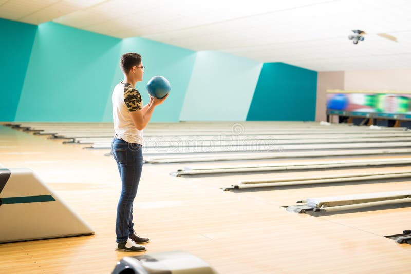 El Rodar Practicante Del Muchacho Adolescente En Club Imagen de archivo ...
