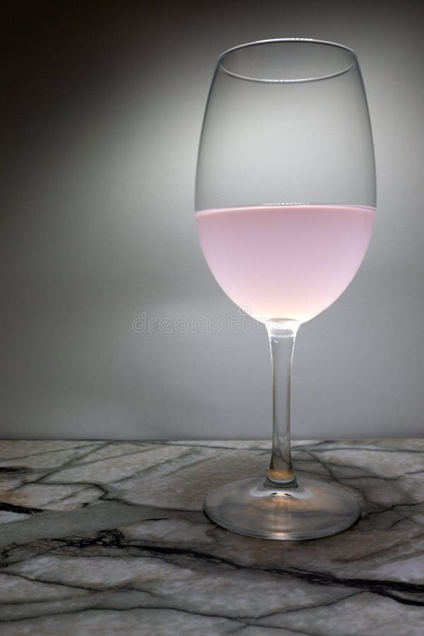 El Romance Dos De La Copa De Vino De Rose Vierte Rosado Imagen de ...