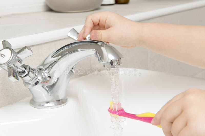 Cepillo De Dientes Que Se Lava De La Mano Debajo De La Agua Corriente ... Cepillo De Dientes Que Se Lava De La Mano Debajo De La Agua Corriente ...