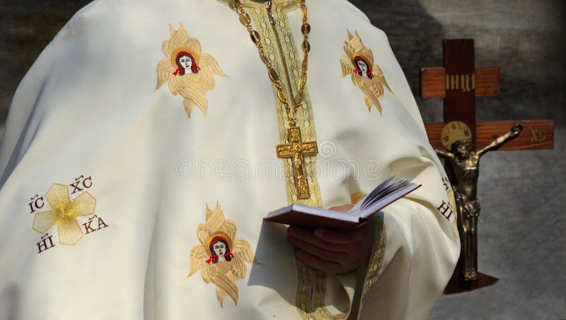 El sacerdote lee un rezo imagen de archivo. Imagen de ruegue - 95309693