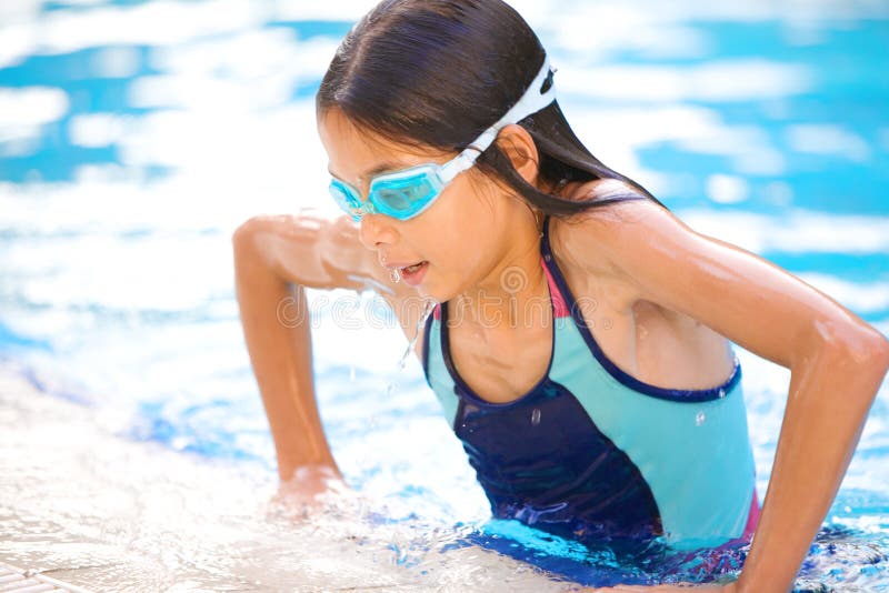 El Salir De La Muchacha De La Piscina Imagen de archivo - Imagen de ...