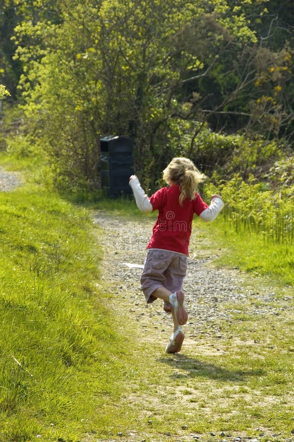 Saltar imagen de archivo. Imagen de hojas, senderismo - 2415819