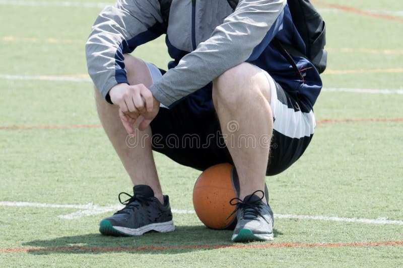 El Sentarse En Una Bola De Medicina Imagen de archivo - Imagen de ...