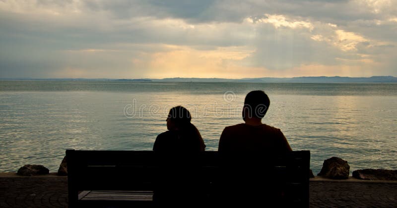 El Sentarse En Una Silueta Del Banco Foto de archivo - Imagen de ...