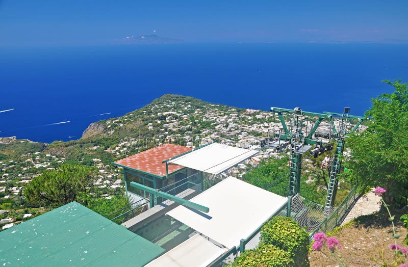 El Sitio Del Funicular Suspendida En La Isla De Capri Foto de archivo ...