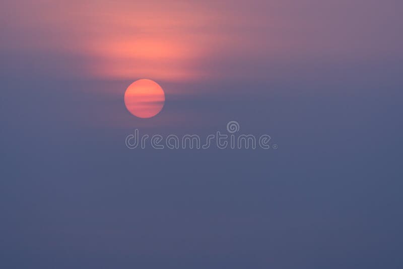 El sol hermoso en cielo imagen de archivo. Imagen de sunburst - 131045357