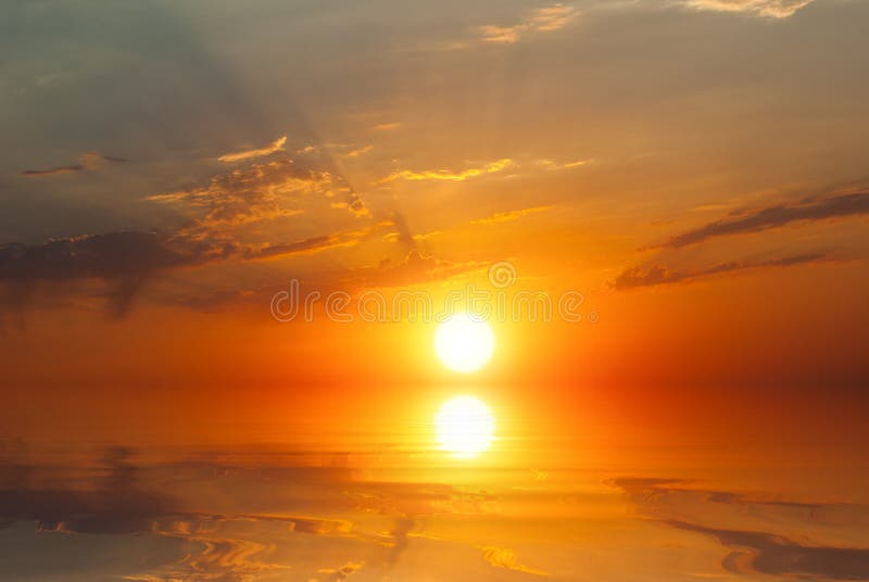 El Sol, Los Rayos - La Puesta Del Sol En El Mar Imagen de archivo ...