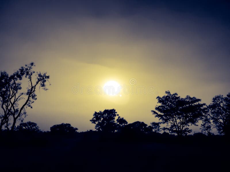 El sol oscuro y bello imagen de archivo. Imagen de oscuridad - 165117533