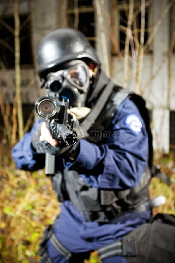 El soldado armado imagen de archivo. Imagen de invasor - 7131183