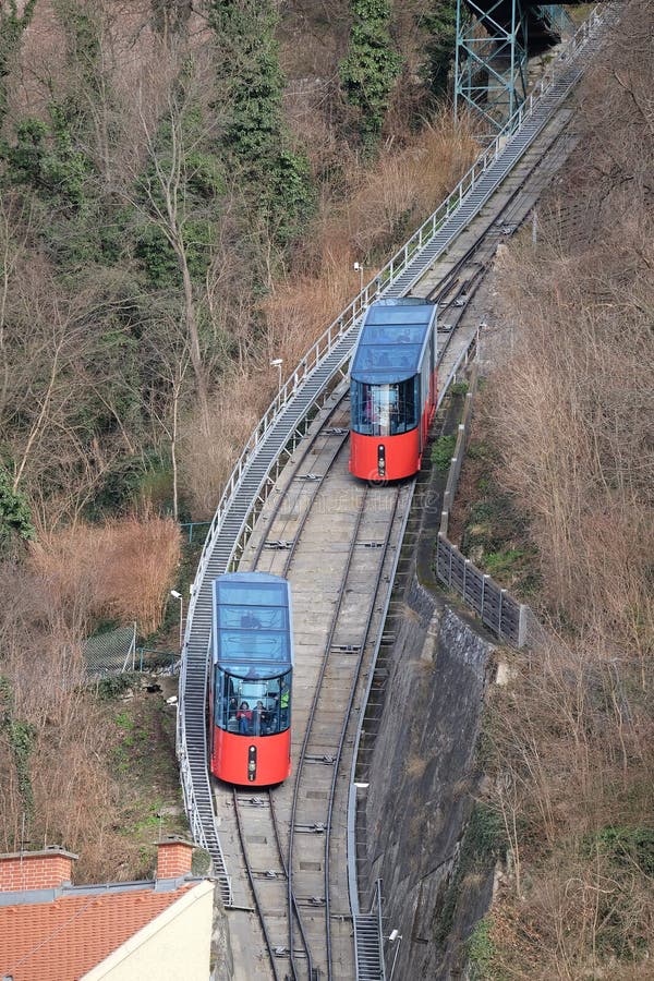 El Subir Funicular Moderno A Schlossberg En Graz Fotografía editorial ...
