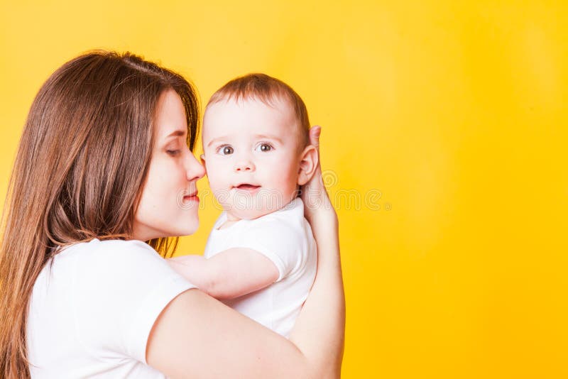 El tacto apacible al niño imagen de archivo. Imagen de familia - 120510875