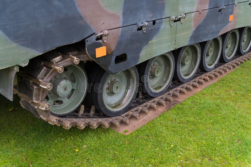 El tanque rueda el primer foto de archivo. Imagen de cierre - 126522716