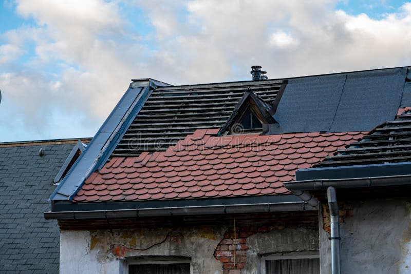 El Techo Se Reconstruye Con Tejas De Techo Imagen de archivo - Imagen ...