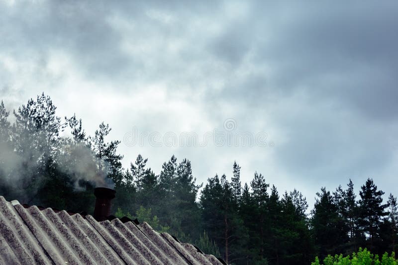 El Tejado De Una Casa Del Bosque Con Humo Imagen de archivo - Imagen de ...