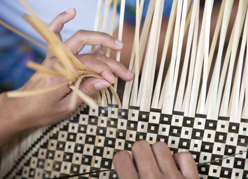 El tejer de bambú foto de archivo. Imagen de handmade - 16511292