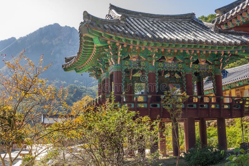 El Templo Del Edificio En El Parque Nacional De Seoraksan, Corea Del ...