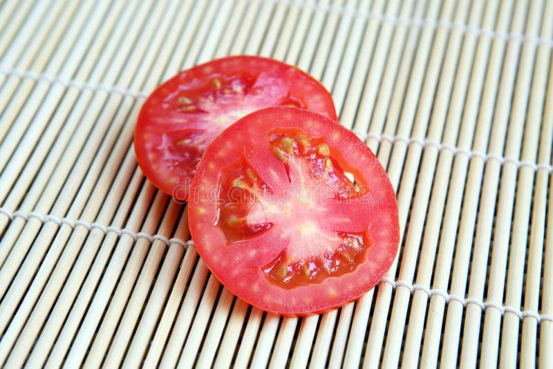 El tomate fue cortado imagen de archivo. Imagen de delicioso - 70203403
