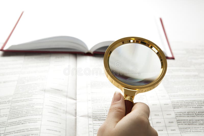 El Trabajador Examina Un Texto De La Lupa Imagen de archivo - Imagen de ...