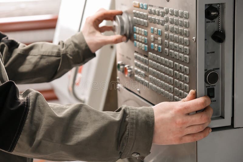 El Trabajador Quita La Pieza De La M?quina Del Torno Del CNC. Torno ... El Trabajador Quita La Pieza De La M?quina Del Torno Del CNC. Torno ...